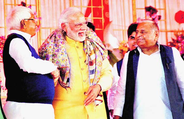 नरेंद्र मोदी की मौजूदगी में रिश्तेदारी में बंधे लालू-मुलायम | Jansatta