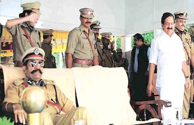 केरल: मंत्री को सलाम नहीं करने पर आईपीएस अधिकारी को कारण बताओ नोटिस ...