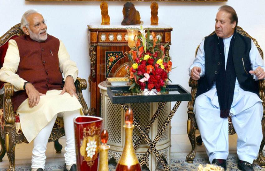 PM मोदी ने छुए नवाज शरीफ की मां के पैर, पत्‍नी को दी शॉल और कश्‍मीरी ...