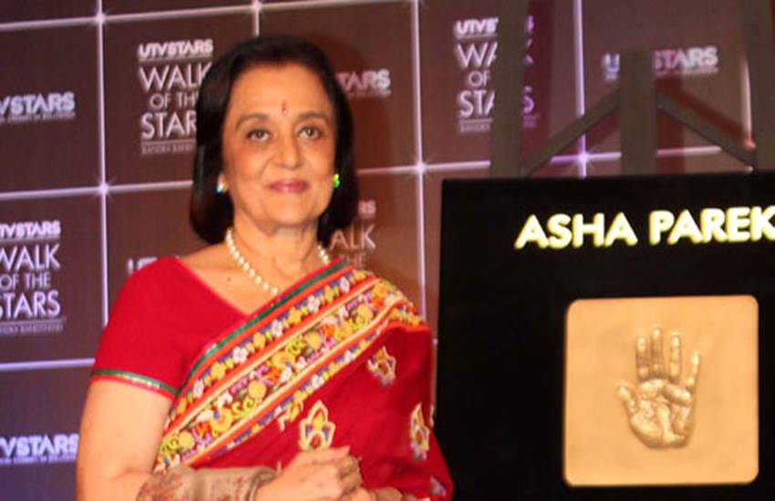 नितिन गडकरी बोले- आशा पारेख 12 मंजिल सीढि़यों से चढ़कर मेरे पास पद्म ...