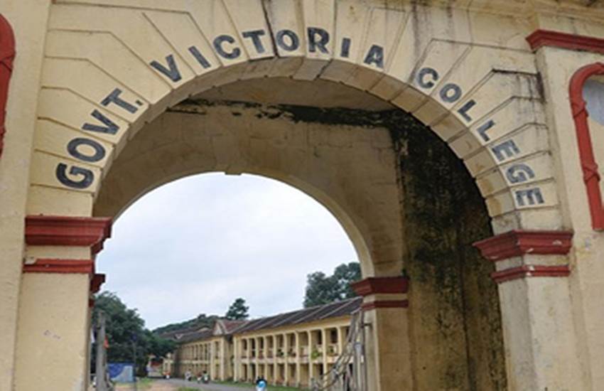 प्राचार्य की सेवानिवृत्ति पर तोहफे के लिए छात्रों ने बनाई कब्र | Jansatta