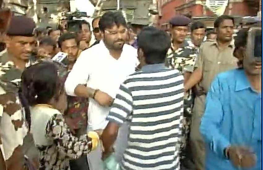 बंगाल चुनाव: केंद्रीय मंत्री बाबुल सुप्रियो के साथ TMC कार्यकर्ताओं ने की धक्‍कामुक्‍की, देखें ...
