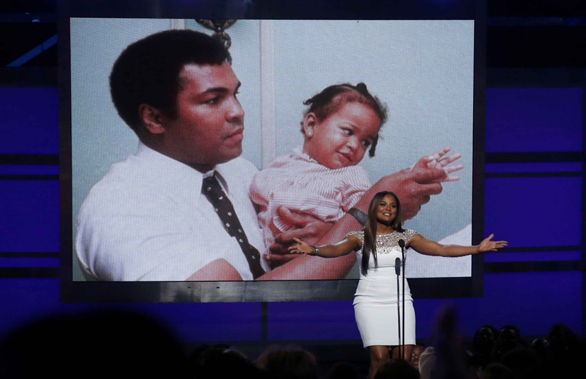 बीईटी समारोह में लैला ने अपने पिता मोहम्मद अली को दी श्रद्धांजलि | Jansatta