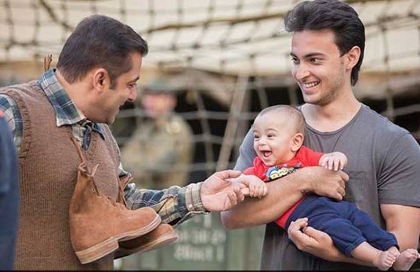 सलमान खान ने भांजे आहिल के साथ खिंचवाई तस्वीर, गले में जूते टांगे नजर आए दबंग खान | Jansatta