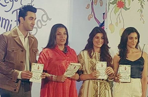 ट्विंकल खन्ना ने लॉन्च की अपनी दूसरी किताब, इवेंट में पहुंचे करण जौहर ...