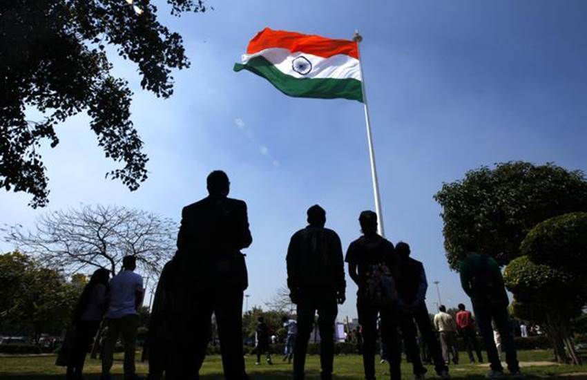 देशभक्ति जताने के लिए राष्ट्रगान गाने की ज़रूरत नहीं: SC | Jansatta