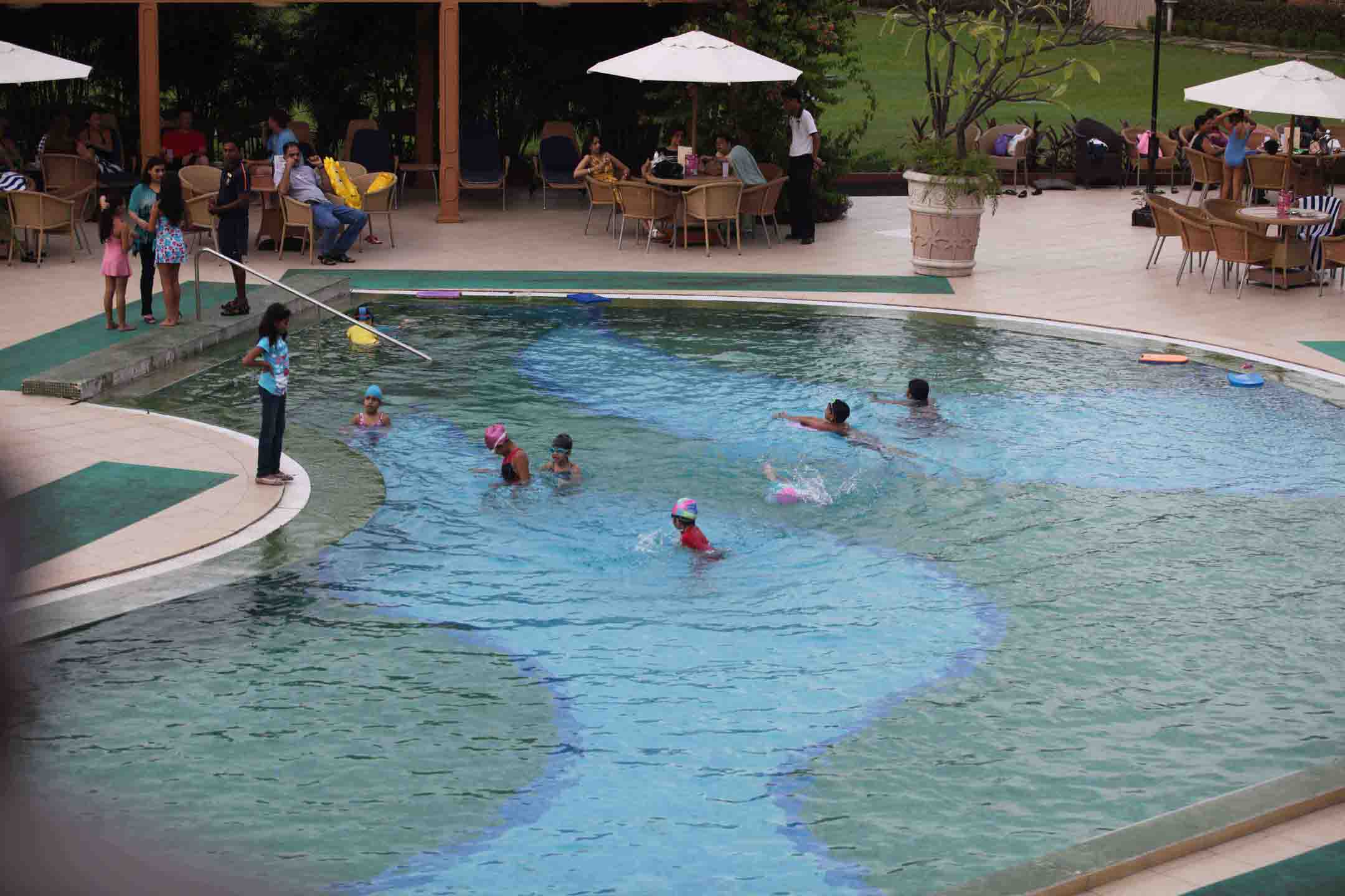 लगभग हर स्विमिंग पूल में पेशाब, रिसर्चर्स ने बताई मात्रा | Jansatta