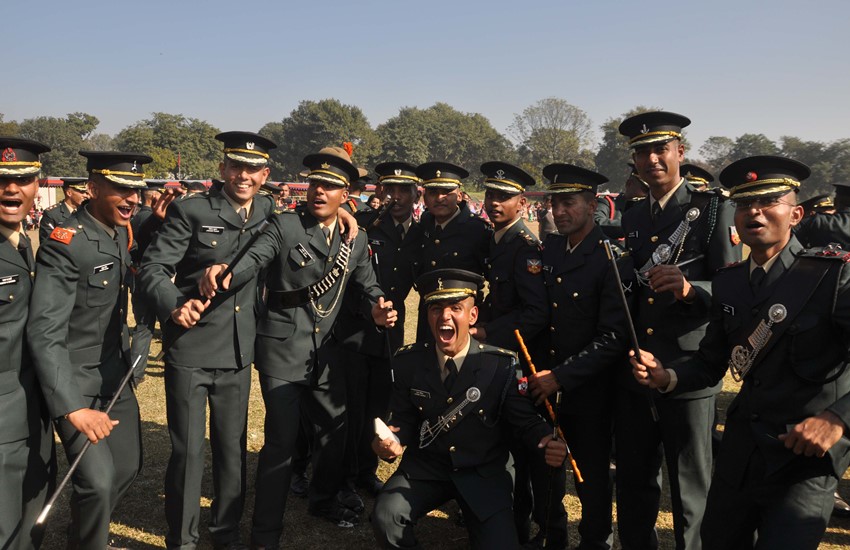 अगर आपके पास है ये योग्यता तो इन एग्जाम्स को पास कर बन सकते है आर्मी ...