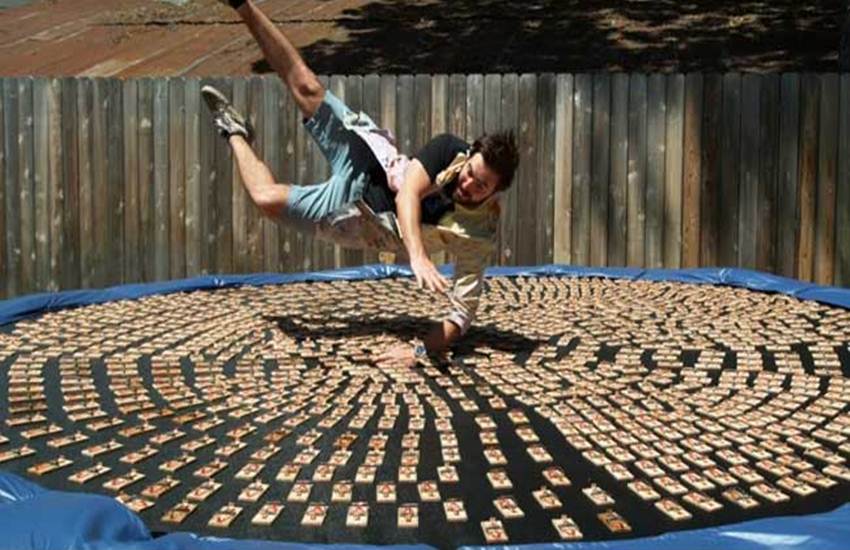 स्लो मोशन में कूद रहे शख्स का वीडियो वायरल, तीन दिन में 92 लाख से ...