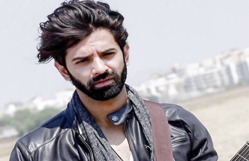 अपनी को-स्टार शिवानी तोमर को टिप्स दे रहे हैं ‘इस प्यार को क्या नाम दूं ...