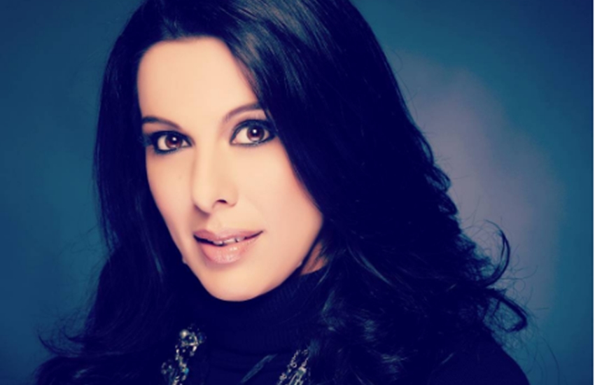 टॉपलेस मसाज कराती तस्वीर पर पूजा बेदी के लिए यूजर ने लिखा- काश वो हाथ ...