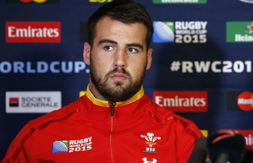 शेर को बिल्लियों की तरह सहलाने की भूल, फिर क्या हुआ देखें वीडियो | Jansatta