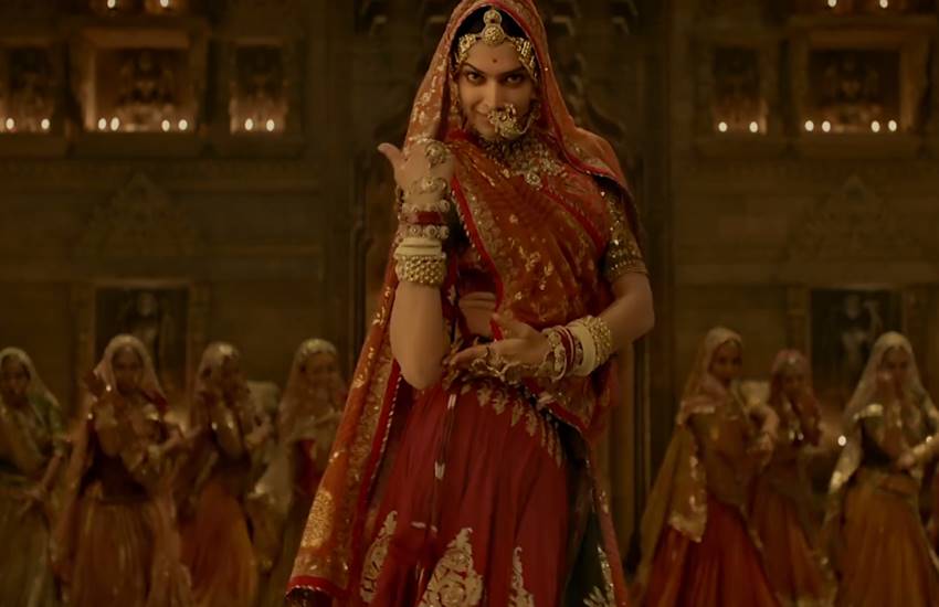 Padmavati Ghoomar Song: घूम-घूम कर जबरदस्त ‘घूमर’ कर रही हैं दीपिका ...