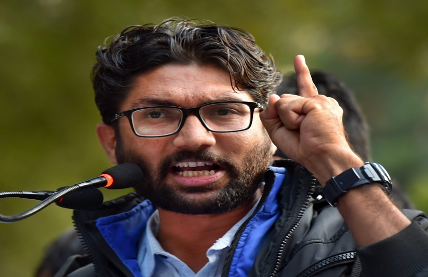 जिग्‍नेश मेवानी ने उड़ाया अर्नब गोस्‍वामी का मजाक, देखें वीडियो | Jansatta