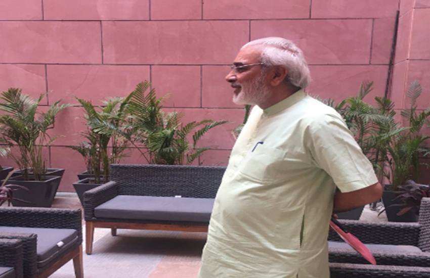 नरेंद्र मोदी जैसा दिखने वाला शख्‍स पहुंचा भाजपा मुख्‍यालय, परेश रावल ...