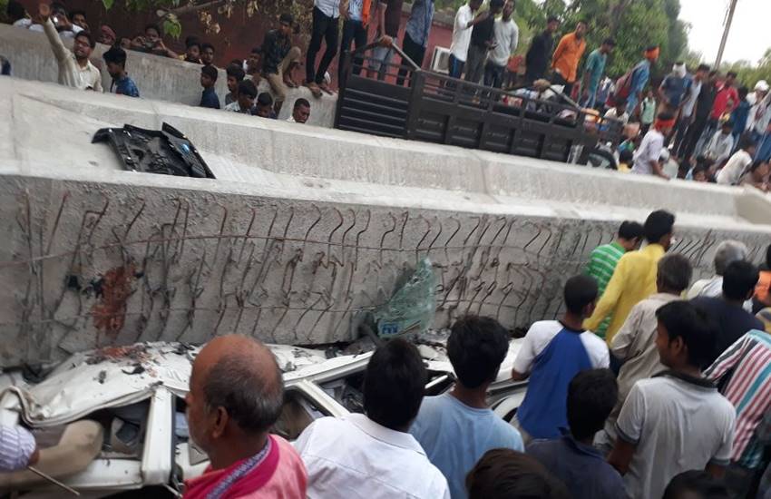 Varanasi Bridge Collapse: वाराणसी में फ्लाइओवर गिरा, 18 की मौत, मौके पर ...