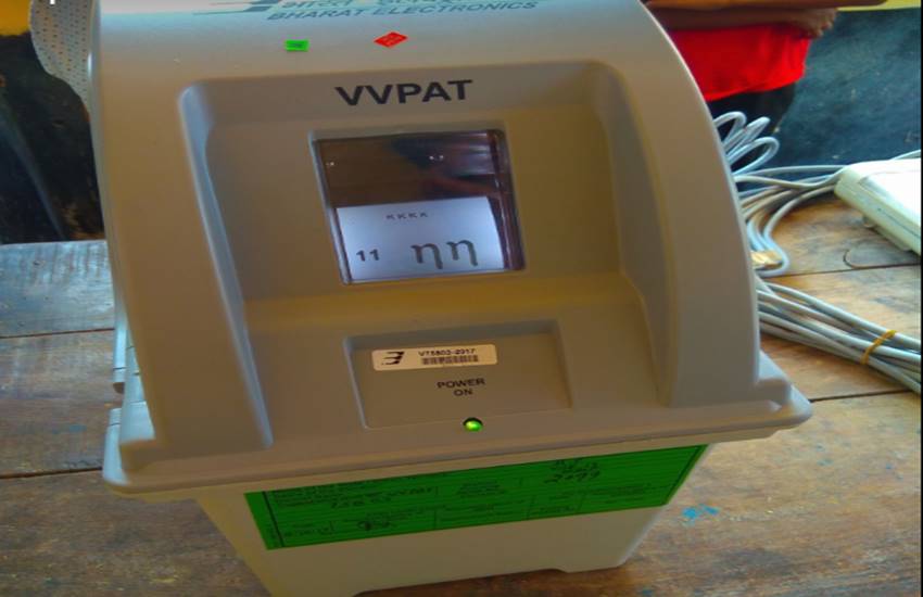 चुनाव आयोग ने दी रिपोर्ट- गर्मी और अनाड़ी स्टाफ के चलते गड़बड़ हुई थीं ...