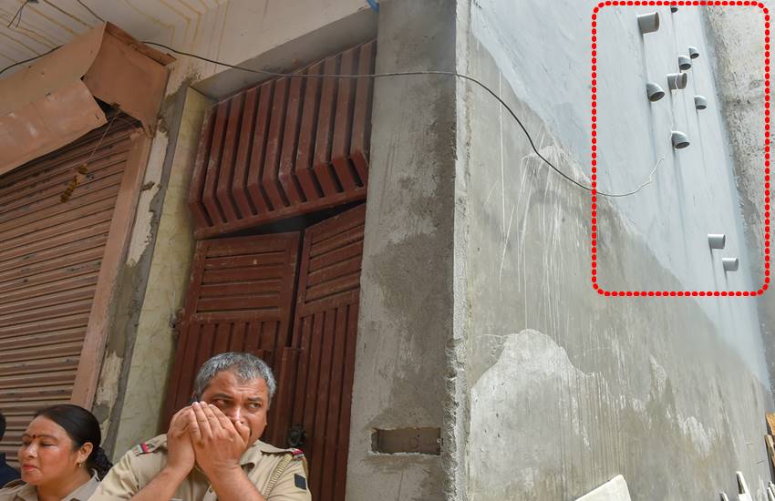 बुराड़ी में 11 मौतें: घर से मिले 20 रजिस्‍टर, रोज ‘रूहानी’ ताकत के ...