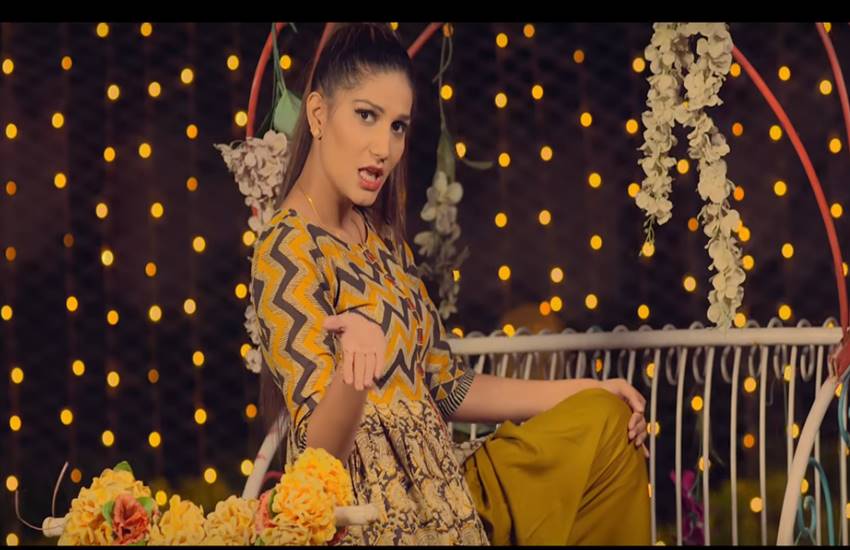 सपना चौधरी को टक्कर देने स्टेज पर चढ़ गया छोटा बच्चा, वायरल हो रहा ...