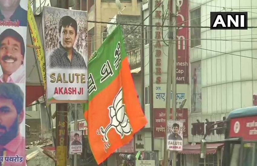 बैट’मार विधायक आकाश विजयवर्गीय के समर्थन में पोस्टर- सैल्यूट, आकाश जी ...