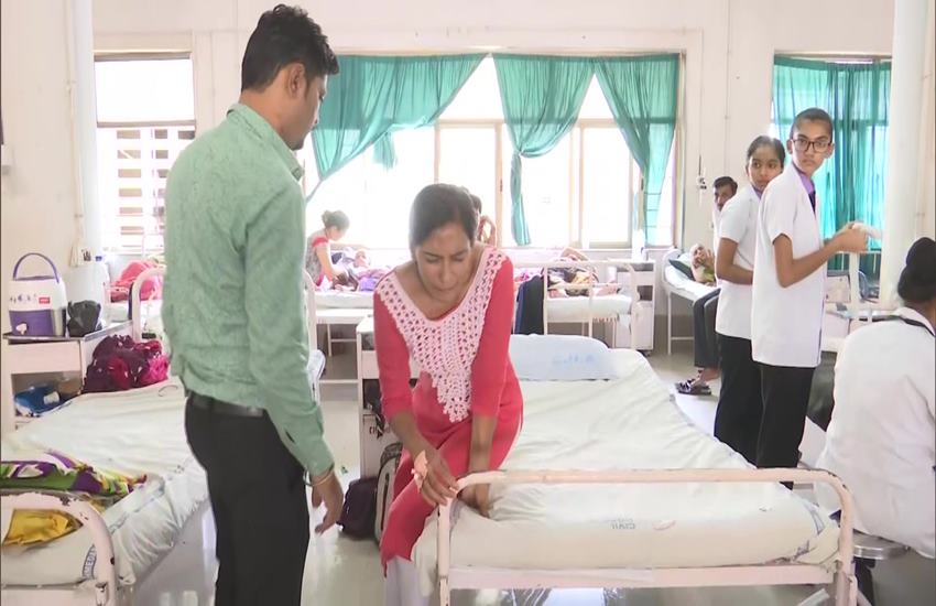 VIDEO: पानी मांगने पर मुंह पर रख दिया जूता! महिला एनसीपी नेता ने सुनाई ...