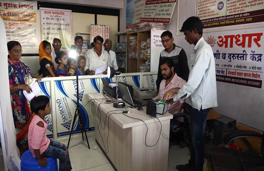 Aadhaar Card में बायोमीट्रिक अपडेट्स के लिए कितना लगता है शुल्क? जानें ...