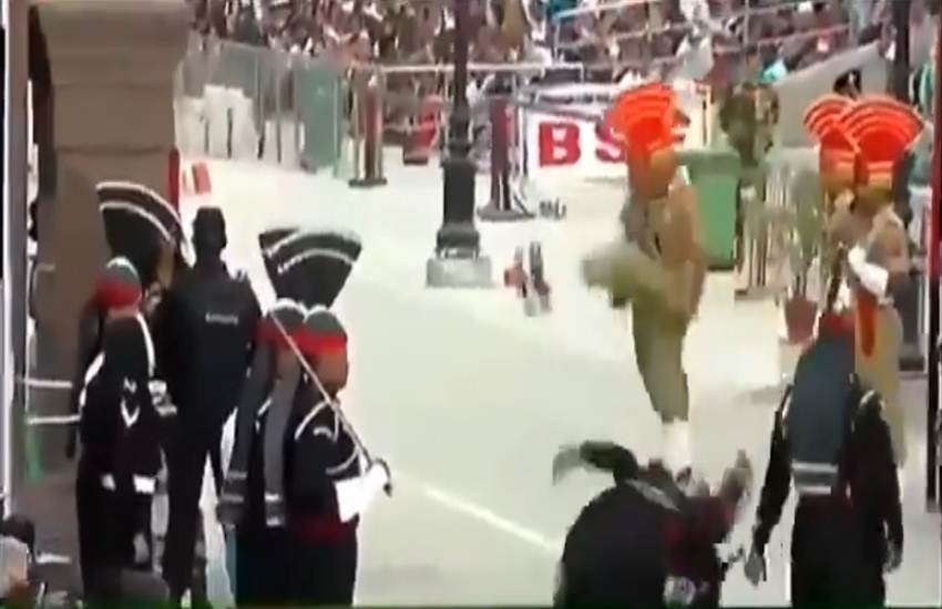 ज्यादा जोश दिखाने के चक्कर में पाकिस्तानी रेंजर ने करा ली फजीहत! वायरल ...