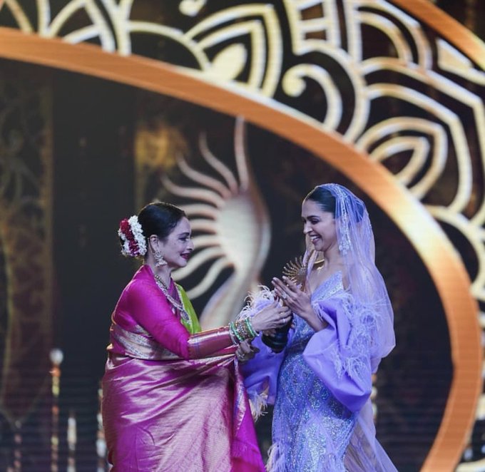 IIFA AWARDS 2019: सारा अली खान ने लगाए स्टेज पर ठुमके तो रेखा ने अपनी ...