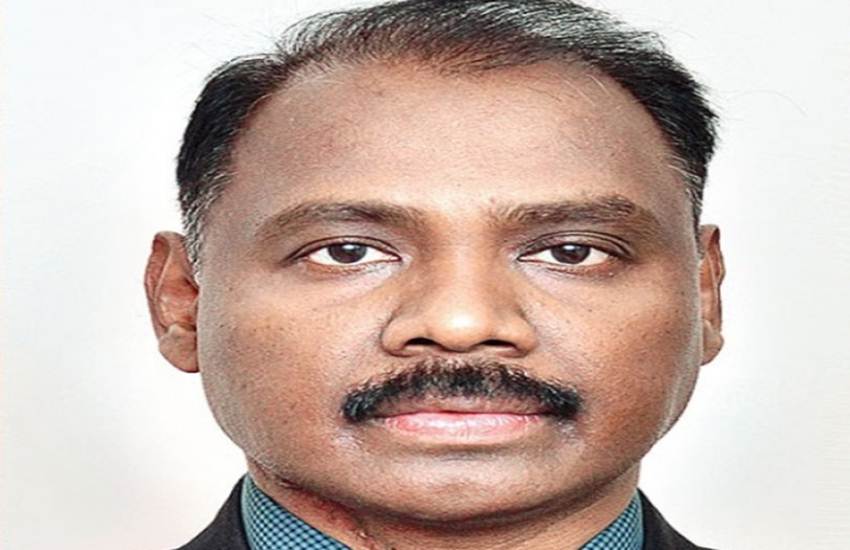 J&K के पहले LG बनने जा रहे जीसी मुर्मू का रहा है विवादों से नाता, इशरत ...