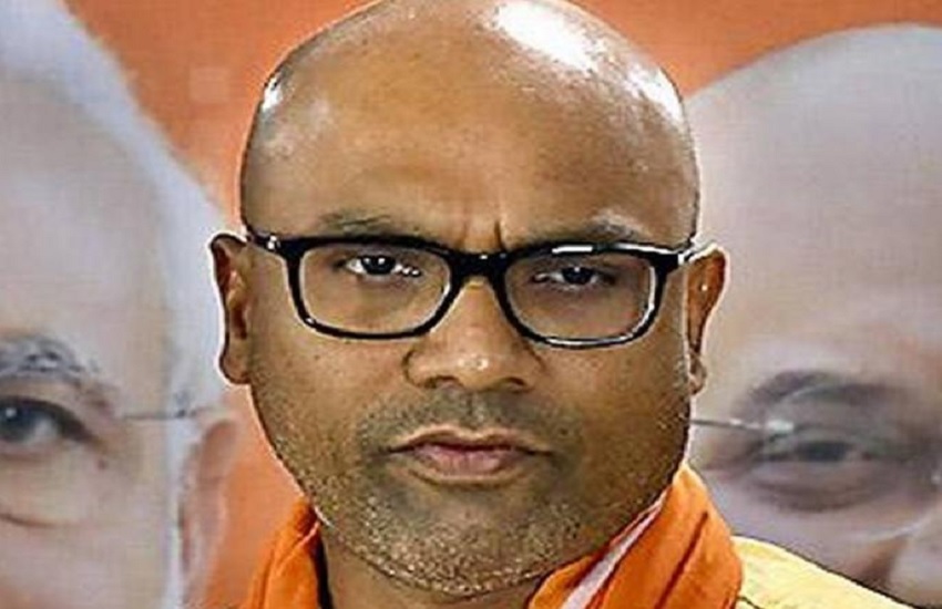 BJP MP ने रोड शो के बीच माइक चालू कर कमिश्नर को लगाया फोन, बोले- ओवैसी ...