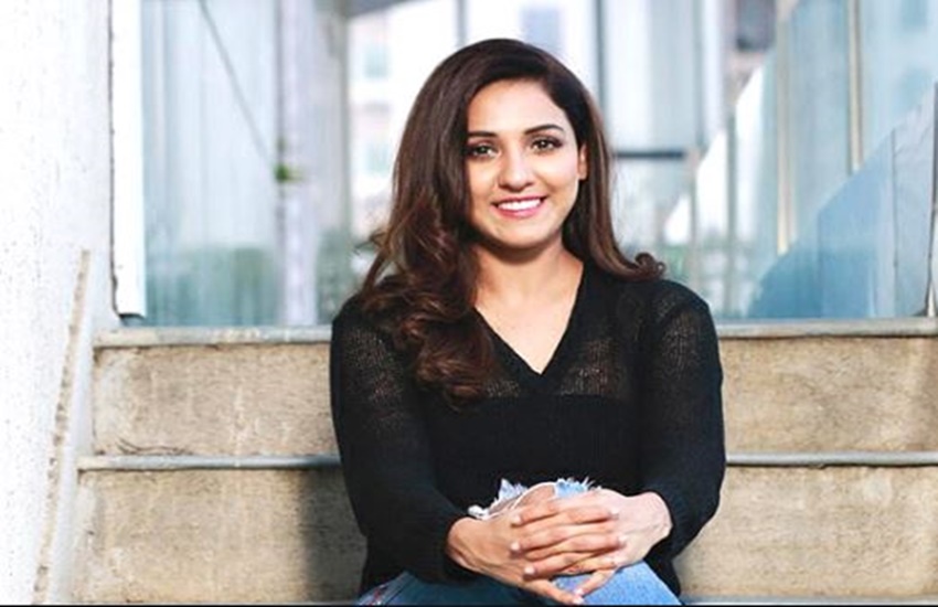 हम छुट्टी मनाने गए थे, अचानक कोरोना के मरीज बढ़ने लगे, इतना डर गए कि ...