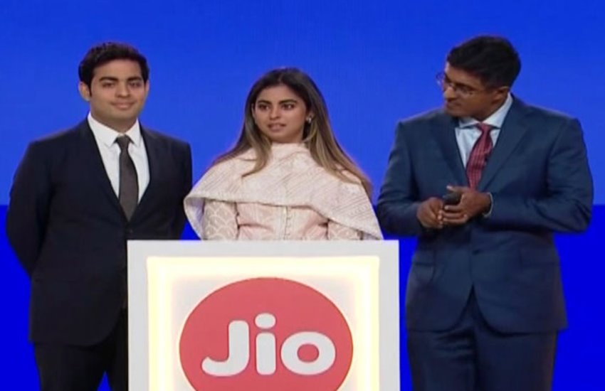 मुकेश अंबानी के साथ खड़े होकर किए बड़े-बड़े ऐलान, जानें- कौन है रिलायंस ...