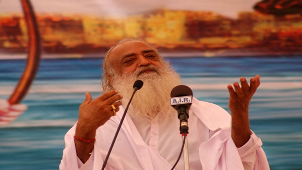 आसाराम चायवाला बन कर बेचता था अवैध शराब – IPS की किताब में दावा | Jansatta