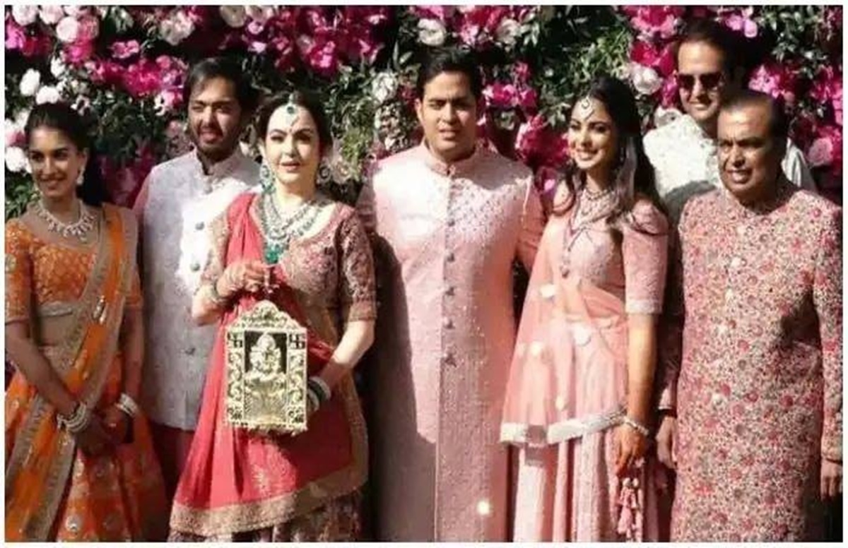 आकाश, अनंत और ईशा हैं देश के सबसे अमीर शख्स के बच्चे, पर स्कूल कैंटीन ...