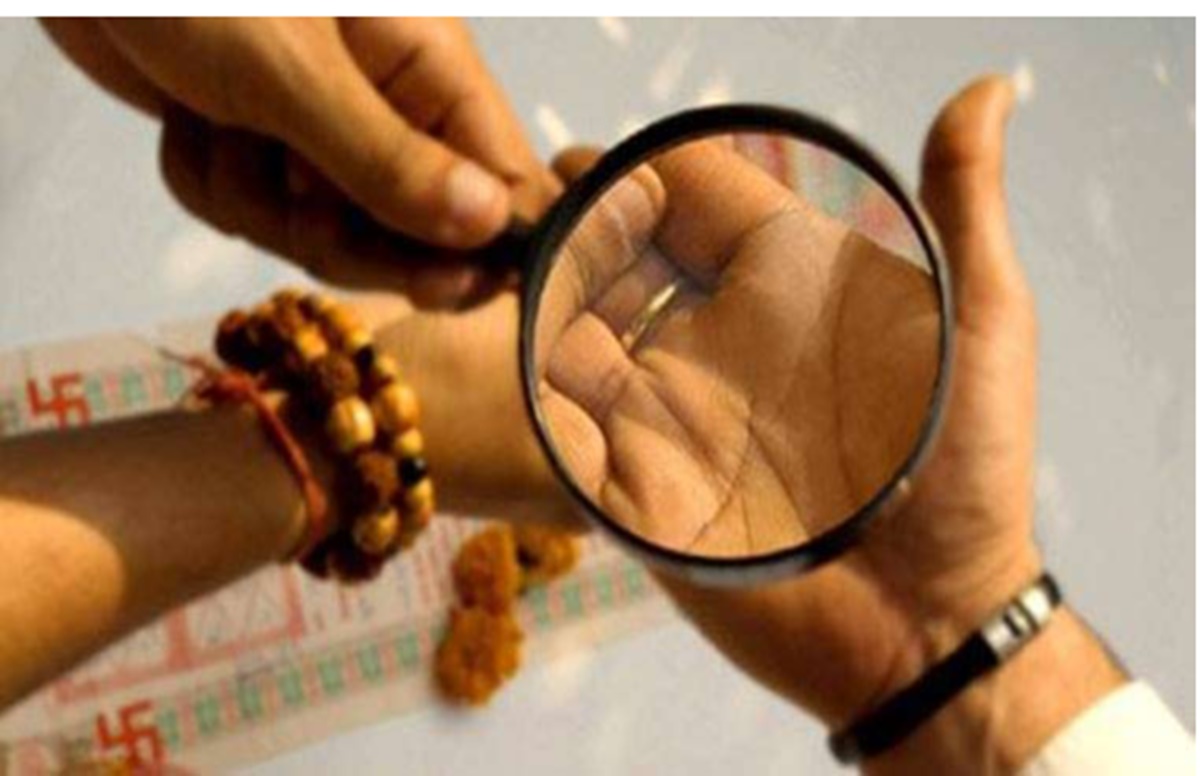 हाथ में आधा चांद बनना शुभ होता है या अशुभ? जानिये क्या कहता है ज्योतिष ...