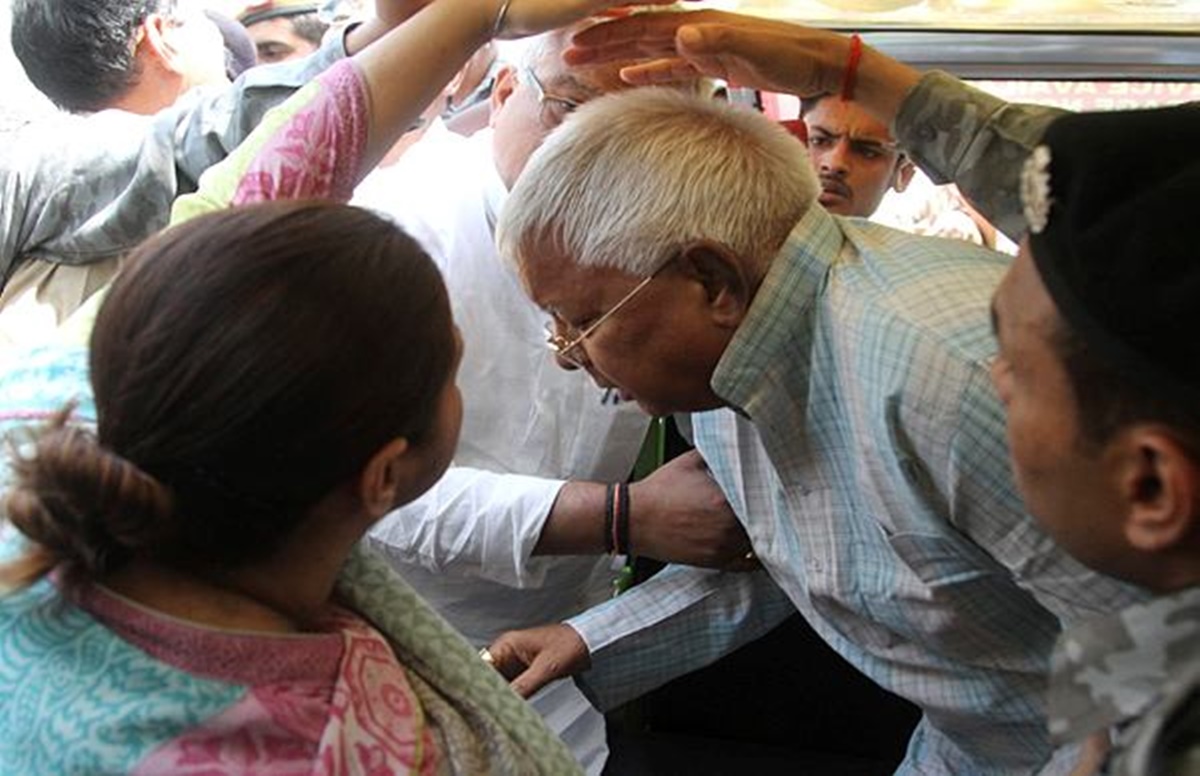 मंदिर में जब लालू यादव ने बचाई थी महिला की जान, साड़ी में लगी आग को ...