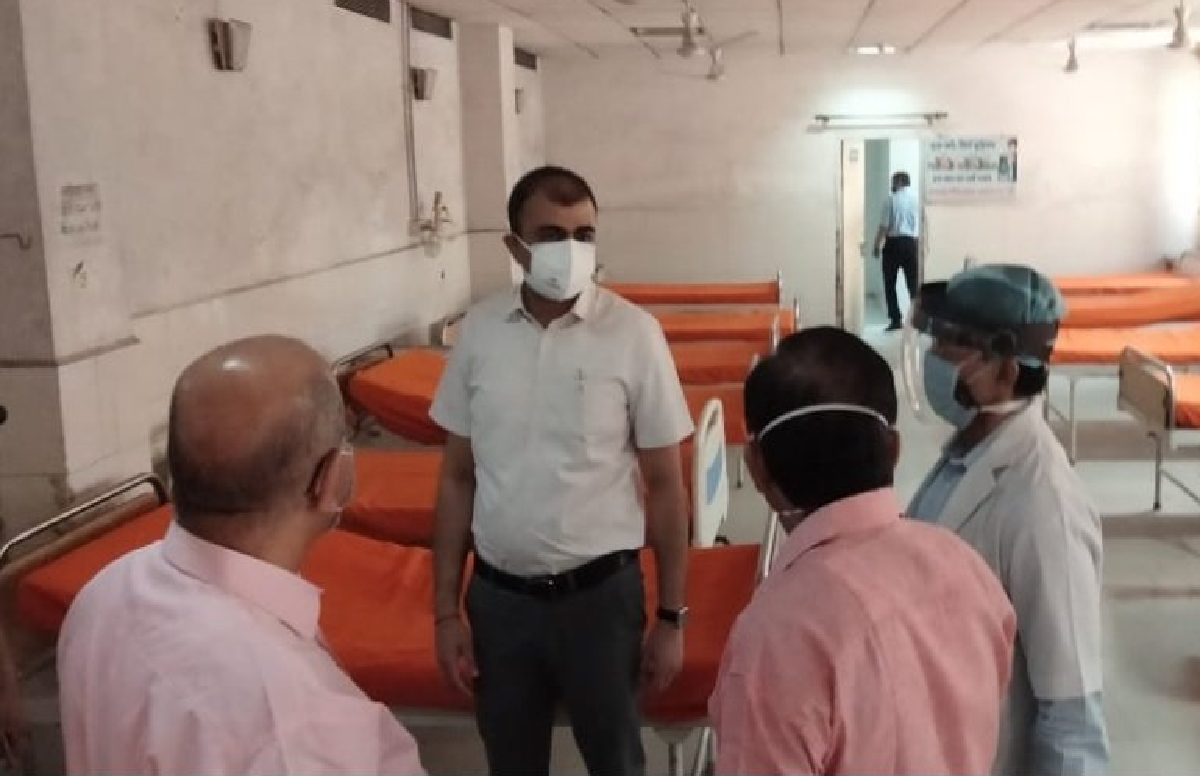 कोरोना का क़हर: लोग अब सड़कों पर मर रहे हैं- डॉक्टर्स से बातचीत में ...