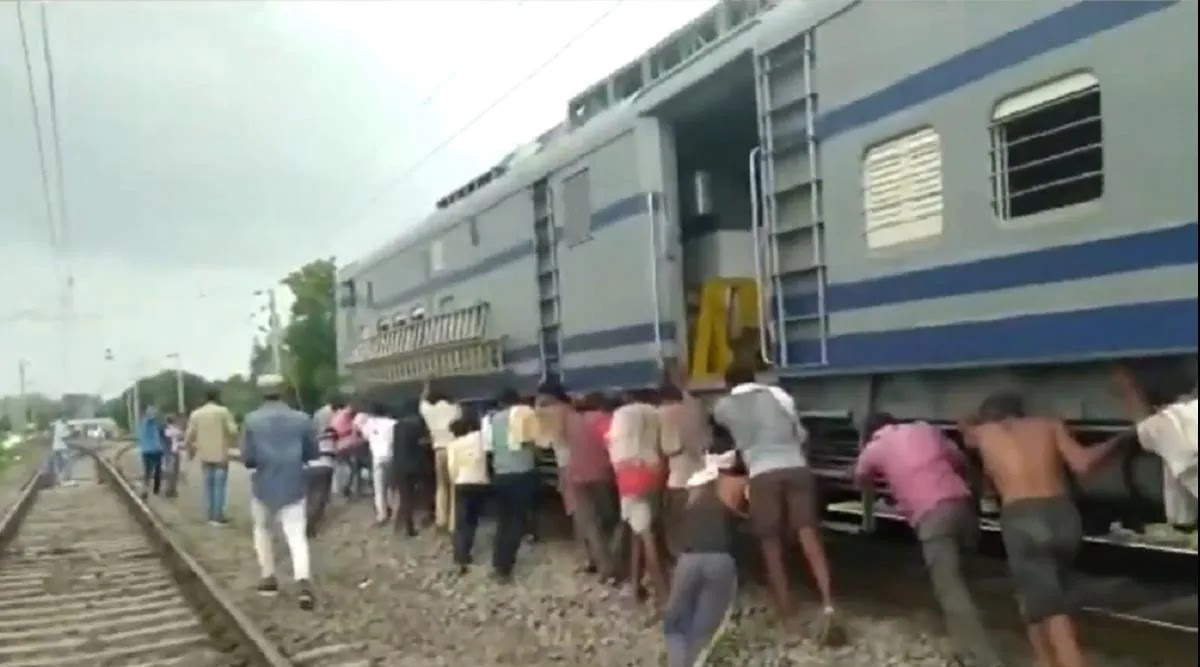 People were seen pushing the train in Madhya Pradesh, the video went ...