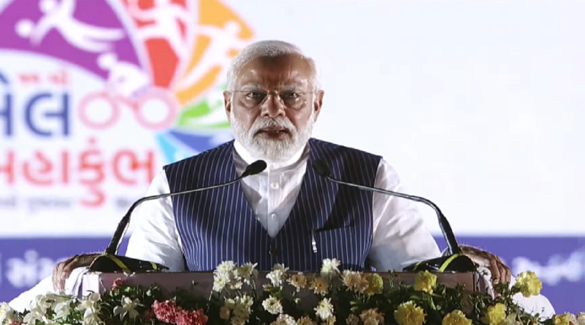 Narendra Modi was sitting on the stage stood up from his seat to set ...