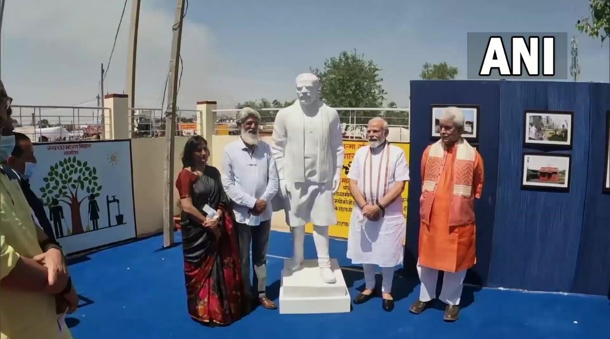 PM Narendra Modi met sculptor who made his statue at Palli village in ...
