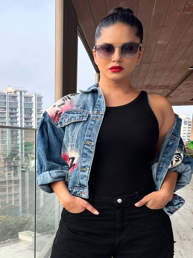 कैजुअल लुक में सनी लियोन ने लगाया ग्लैमर का तड़का