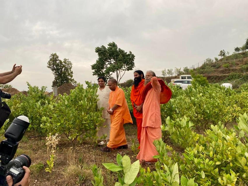 Yogi Adityanath visits Swami ramdev Acharya Balkrishna Patanjali farm ...