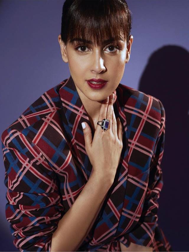 क्या देखा आपने जेनेलिया डिसूजा का ये लेडी बॉस लुक