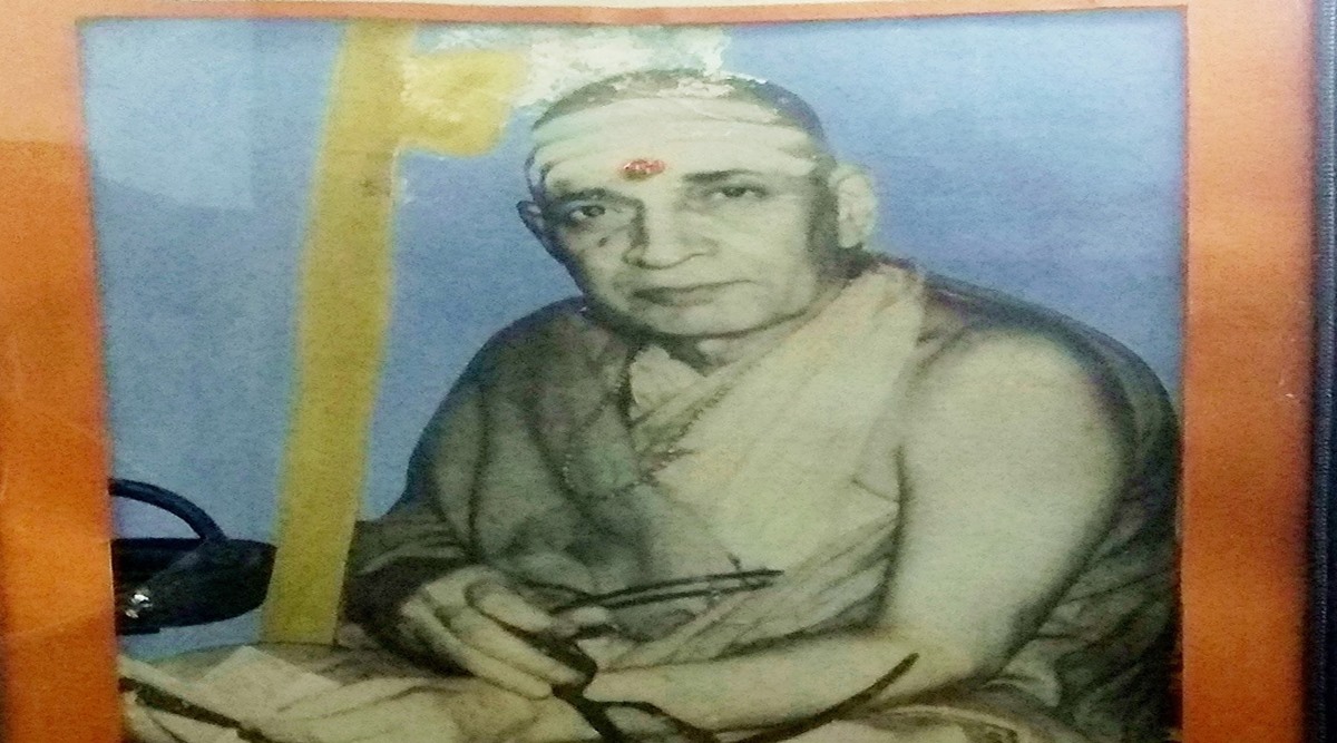 story when karpatri maharaj gave curse to former pm indira gandhi in ...