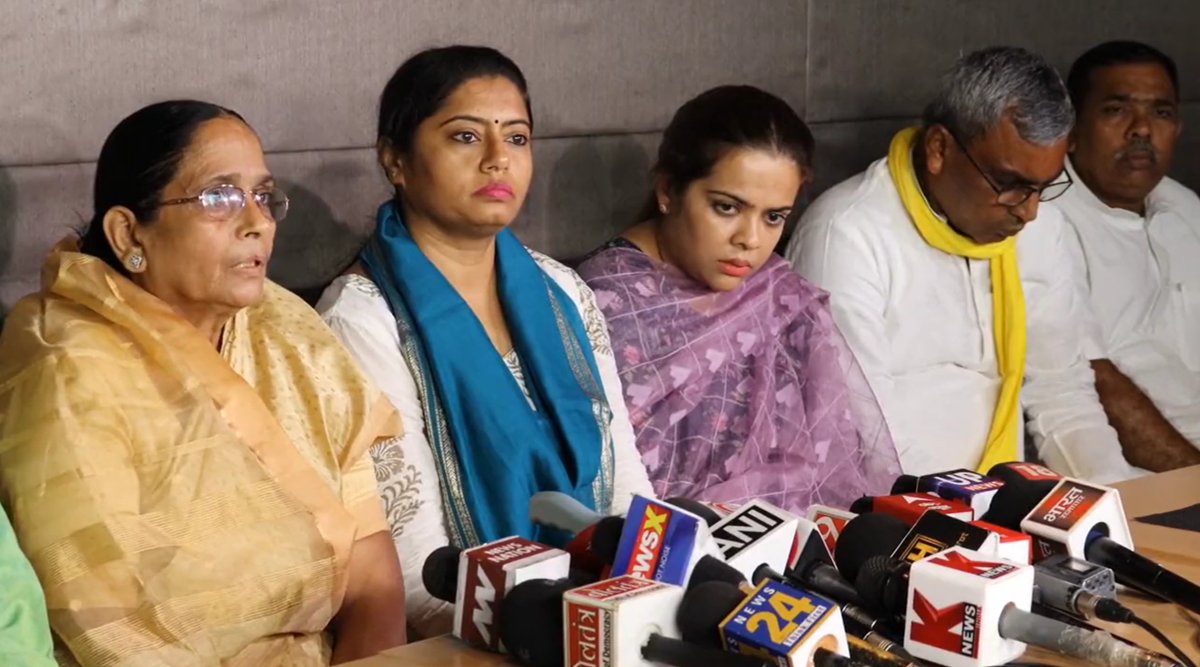 Anupriya Patel mother crying while talking to the news channel Akhilesh ...