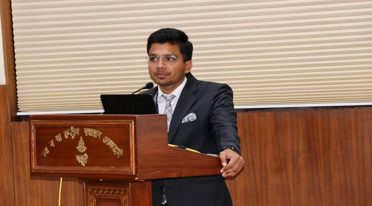 IAS Shubham Gupta Sitting in a shoe shop in financial crisis faced difficulties Read the UPSC ...