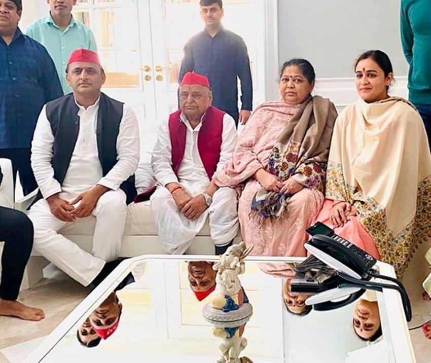 Mulayam Singh Yadav wife Sadhana Gupta Funeral: Akhilesh Yadav Stepmom ...