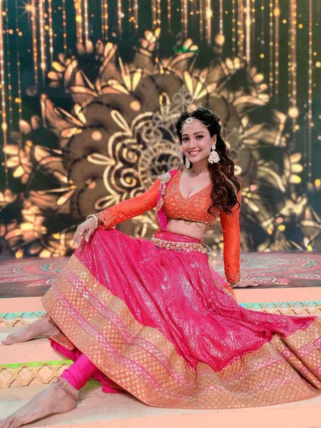 बेहद खूबसूरत है अदा खान का एथनिक लुक | Jansatta