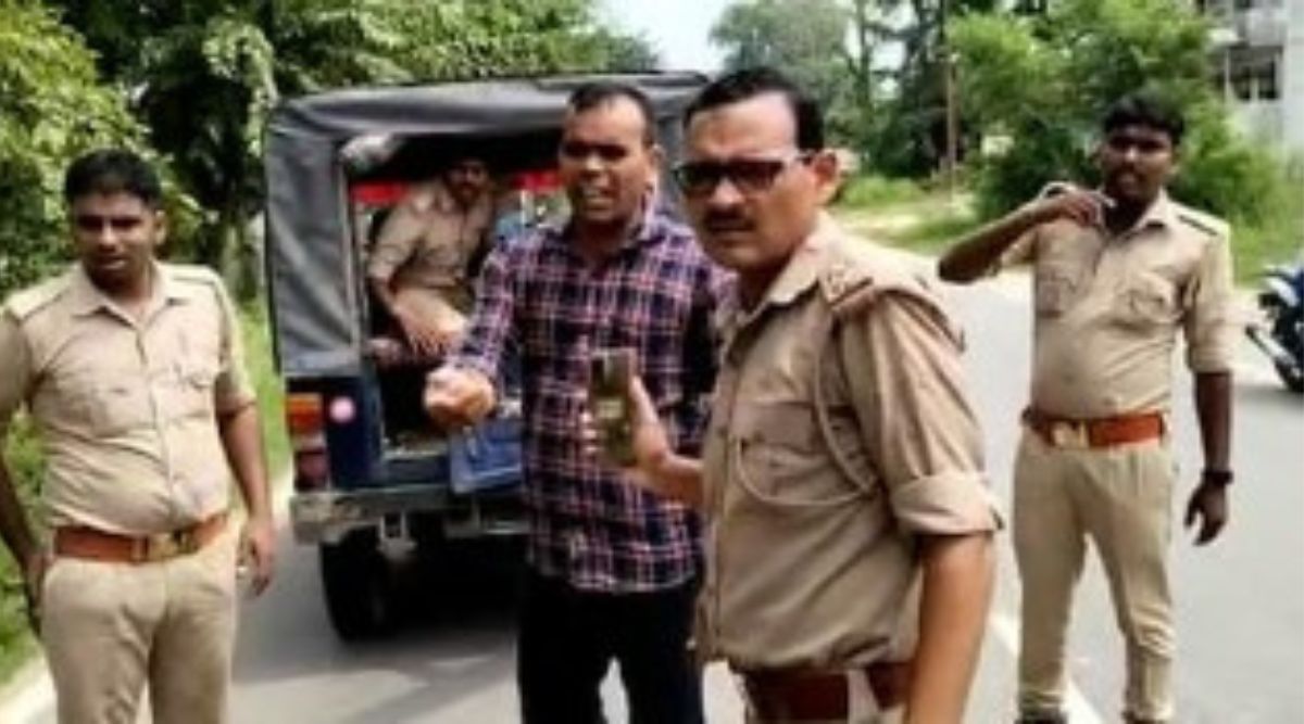 up jaunpur policeman breaking the police car video viral | Jansatta
