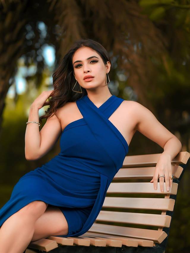 ब्लू ड्रेस में कहर बरपाती नेहा मलिक